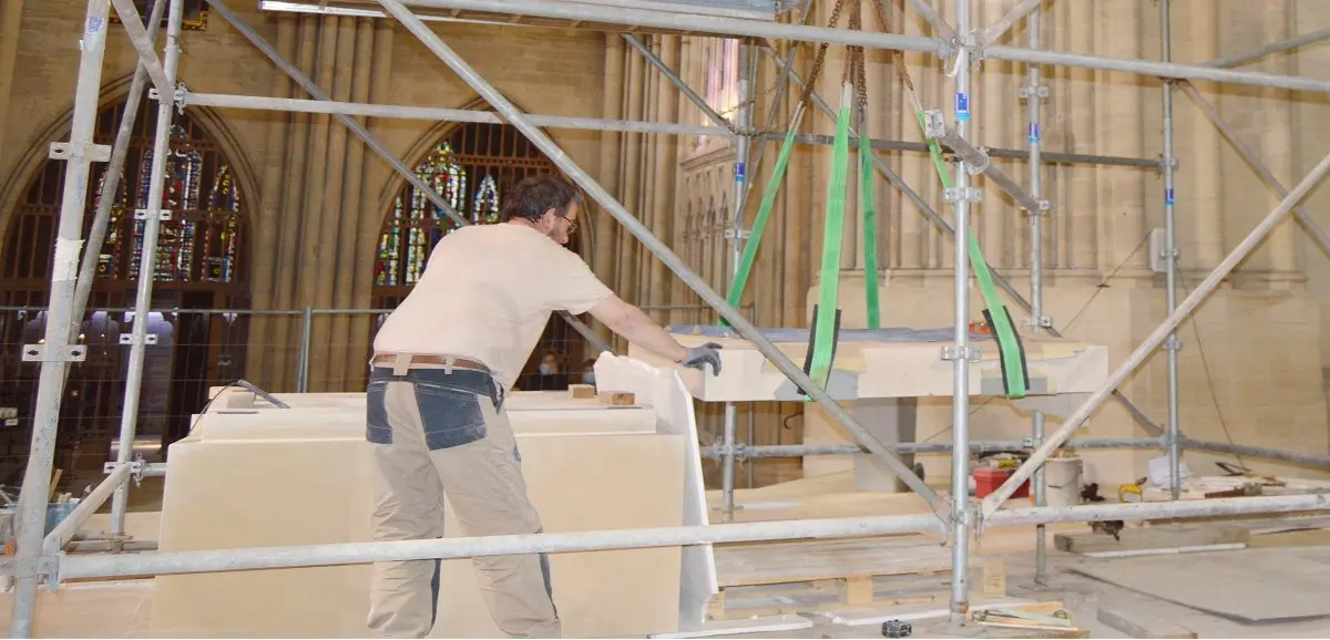 La pierre du nouvel autel de la Cathédrale est posée - Maisons d'Histoire